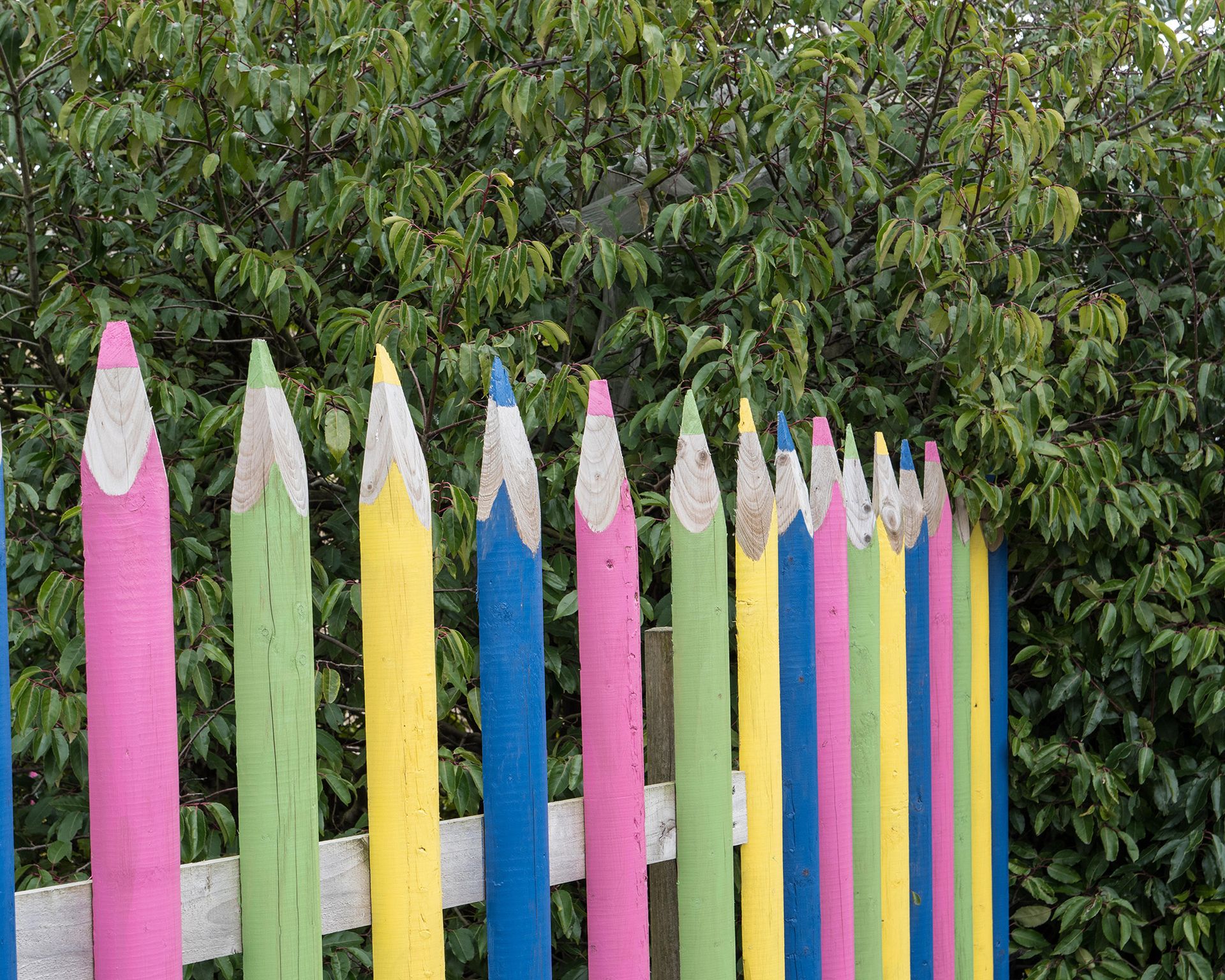 Garden fence color ideas: 14 on-trend tones | Gardeningetc
