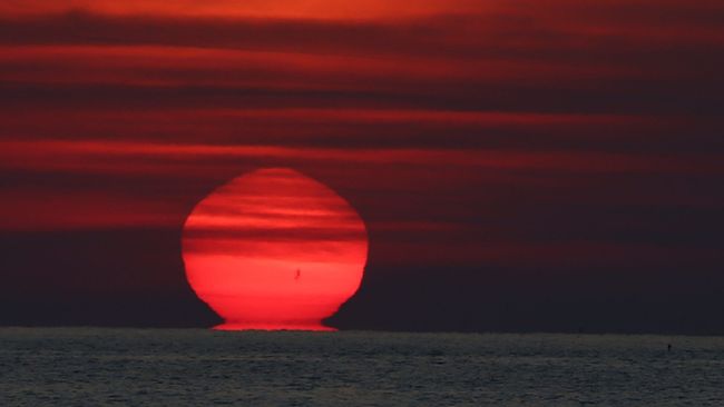 Rising and setting 'Omega sun' melts into a 'lava-like blob' in trippy ...