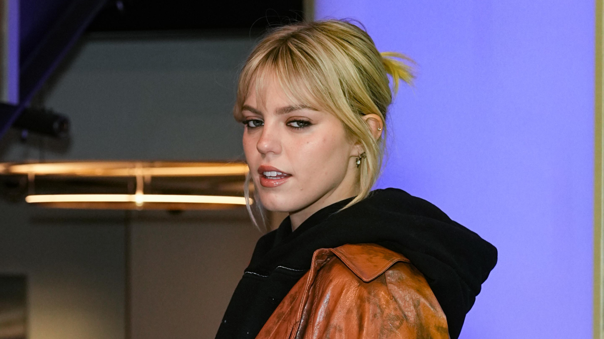 Reneé Rapp's Wolf Cut and Bangs Are the Star of Her L'Oréal Campaign ...