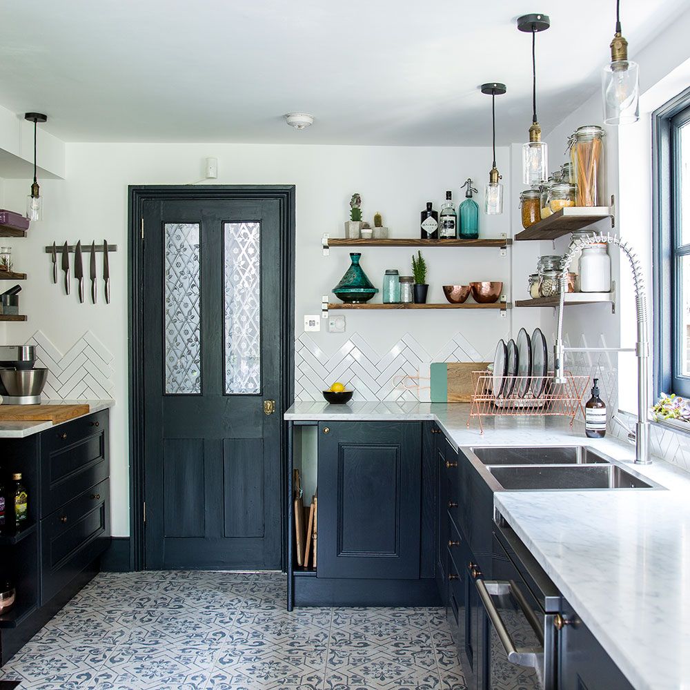 Before and after: From narrow space to stylish kitchen in dark blue ...