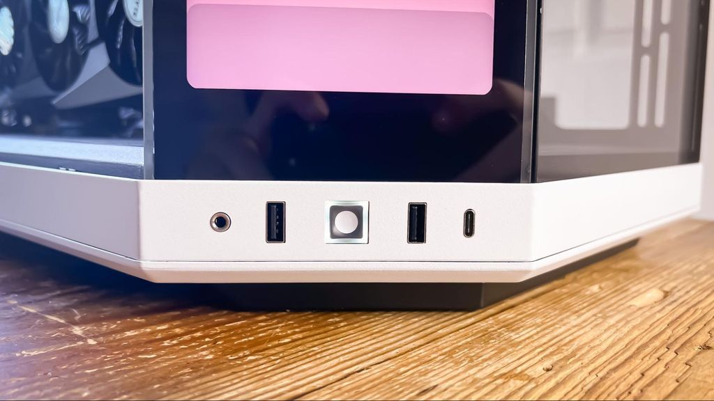 Hyte Y70 Touch Review: World’s First ‘4K’ PC Case? | Tom's Hardware