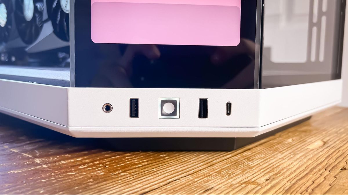 Hyte Y70 Touch Review: World’s First ‘4K’ PC Case? | Tom's Hardware