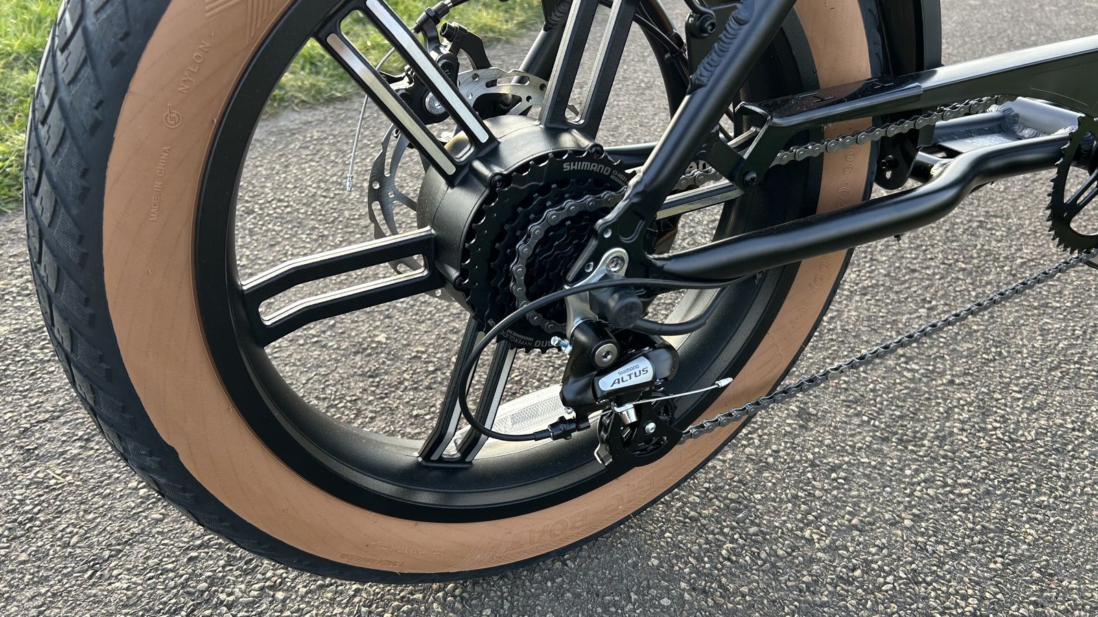 Halfords B98 Electric Hybrid Bike review: big-tyred bruiser with a ...