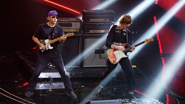 Måneskin’s Thomas Raggi joins Tom Morello on stage in Italy | Guitar World