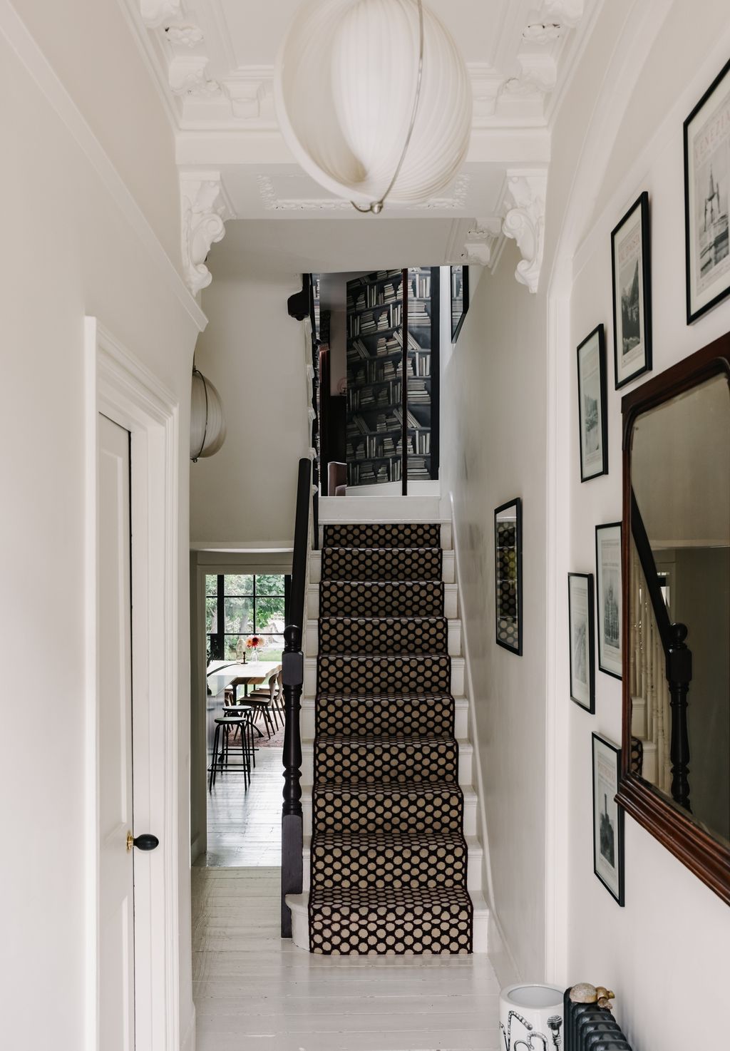 Wallpapered doors: the trend that brings pattern and color to forgotten ...