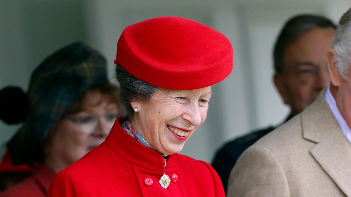 Princess Anne looks 'spectacular' in bold scarlet jacket and hat ...