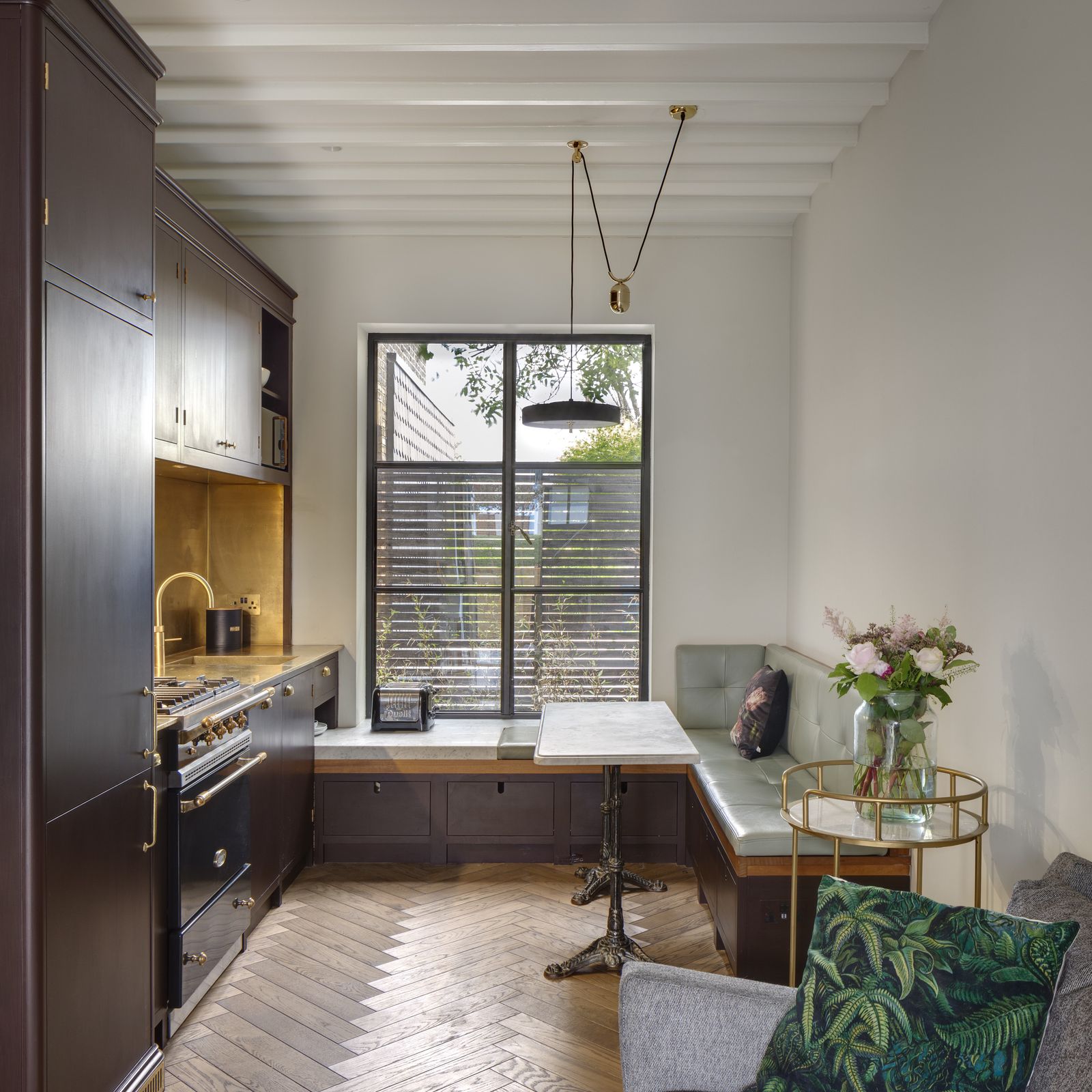 10 clever kitchens without an island that maximize storage | Livingetc