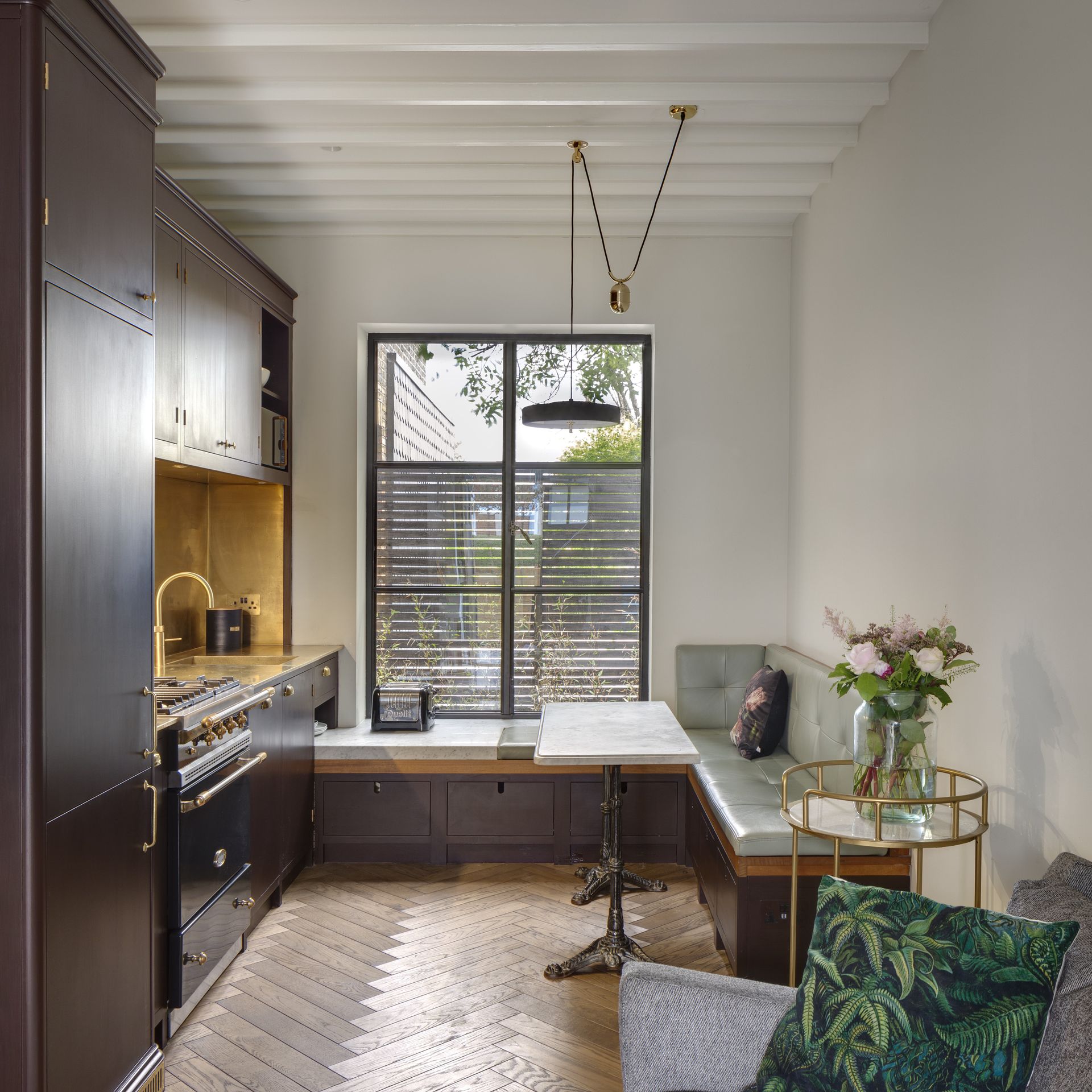 10 clever kitchens without an island that maximize storage | Livingetc