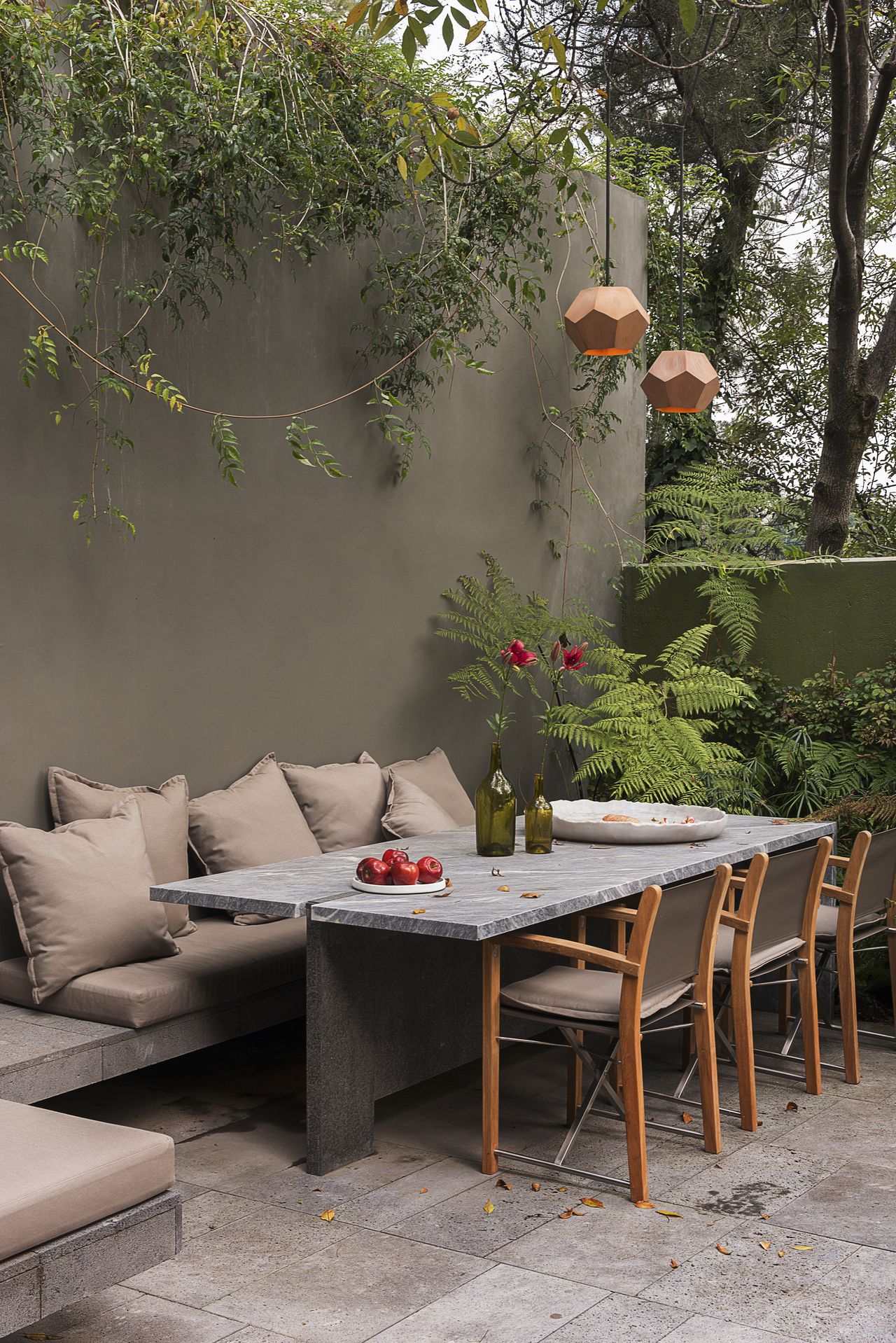 5 creative ways to disguise your neighbor's unsightly backyard wall ...