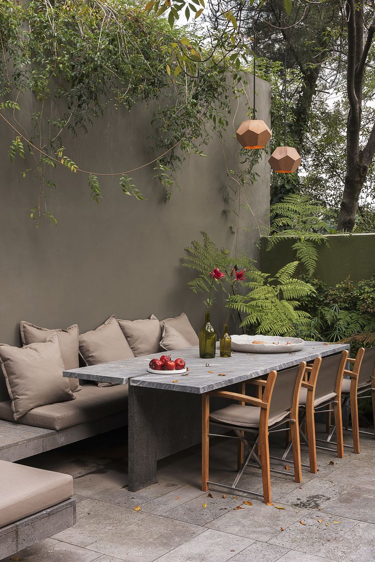 5 creative ways to disguise your neighbor's unsightly backyard wall ...