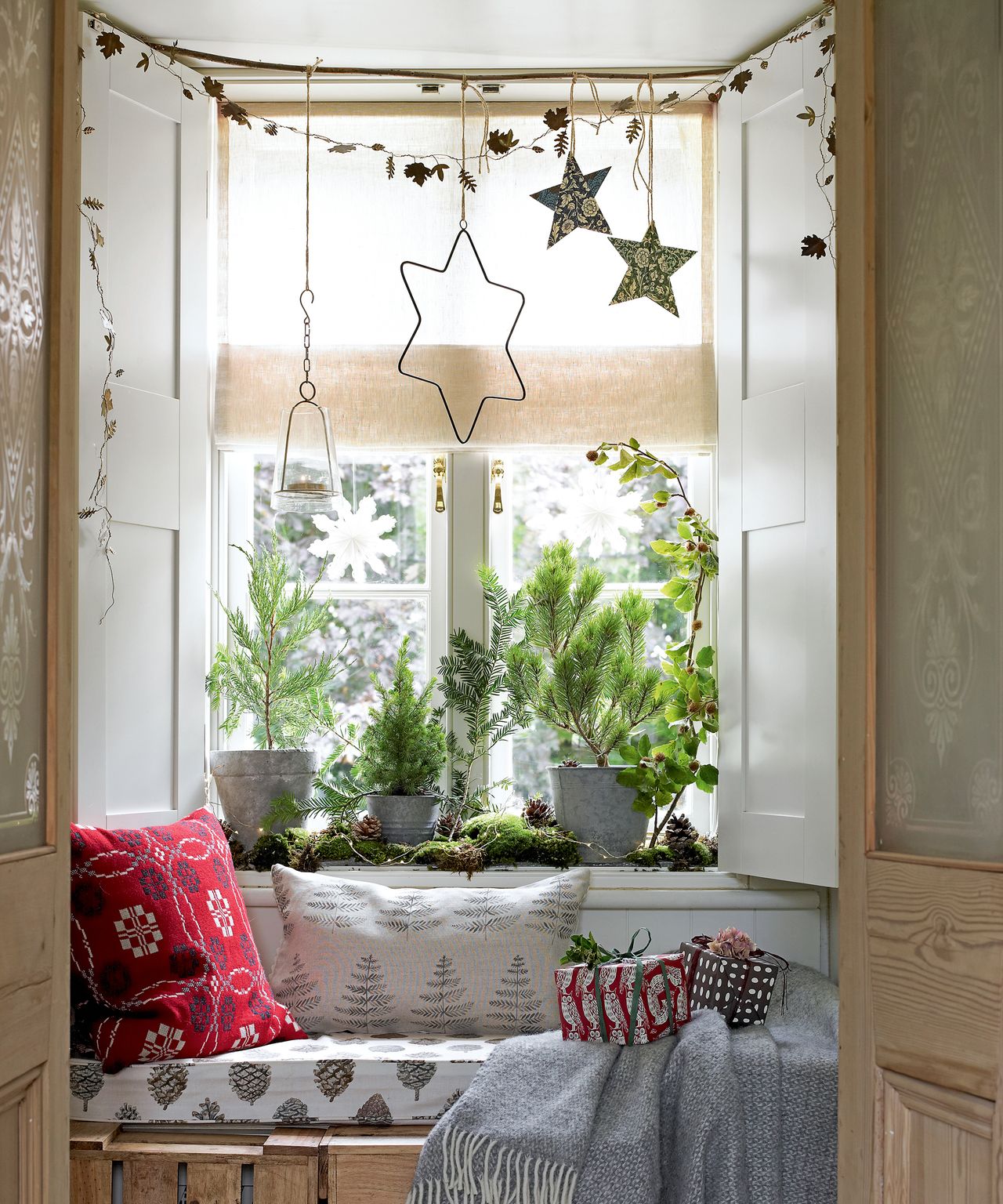 Christmas window decor ideas: 20 festive ideas you'll love | Homes and ...