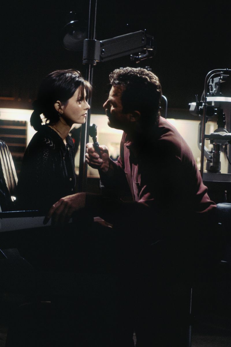 'Friends' Set Photos - Behind-the-Scenes 'Friends' Cast & Set Pictures ...