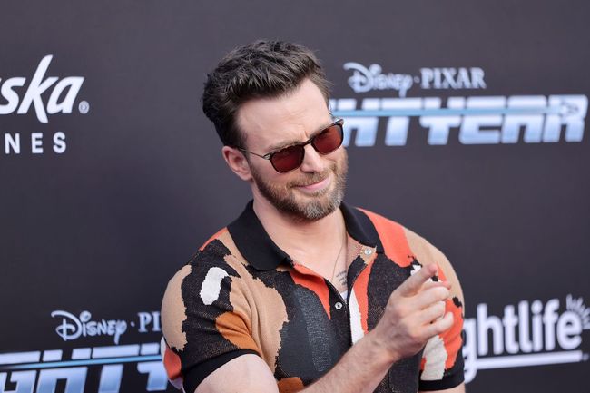Chris Evans Brought His Muscles To The Lightyear Red Carpet And Twitter ...