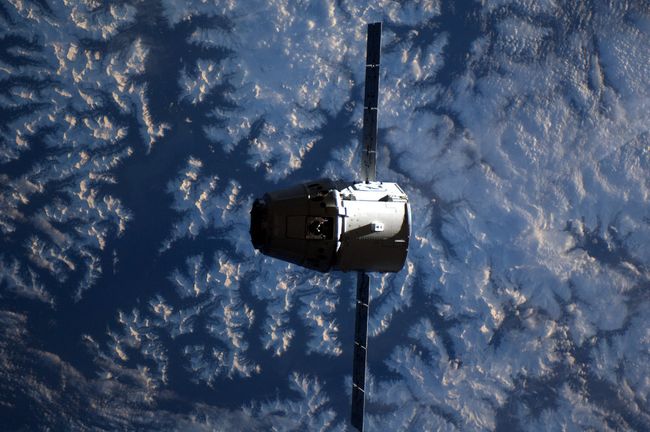 SpaceX Pictures: 1st Dragon Flight to Space Station | Space