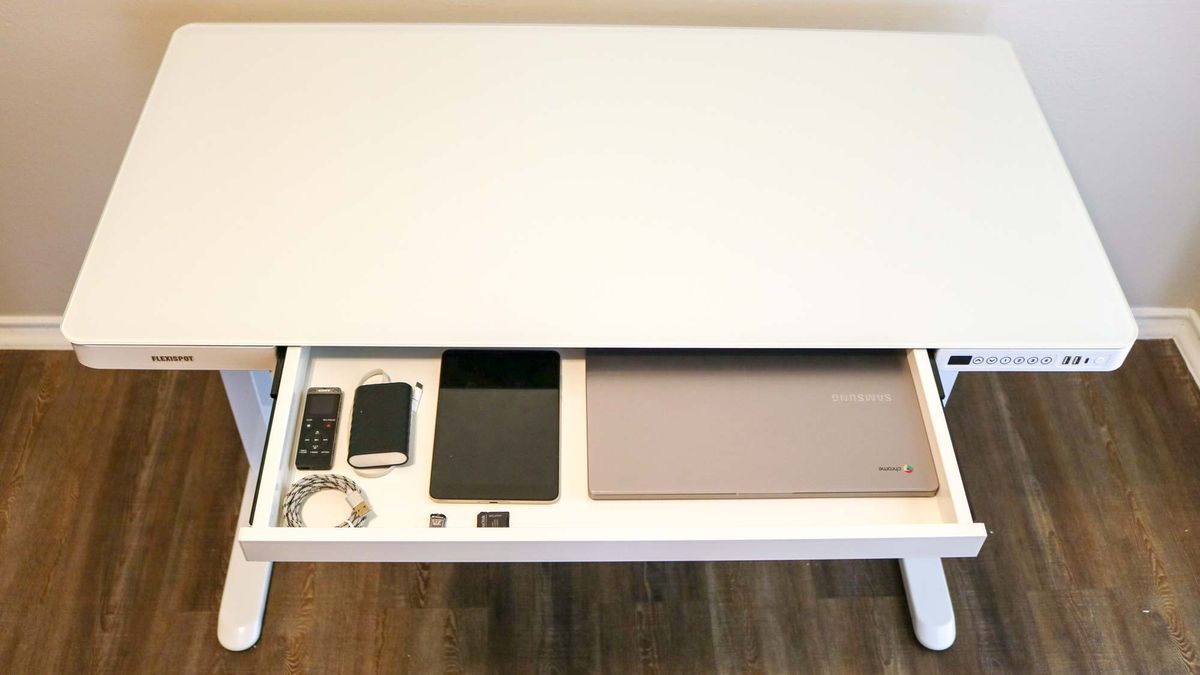 Wide vs narrow standing desk: 4 questions to ask before you buy | Tom's ...
