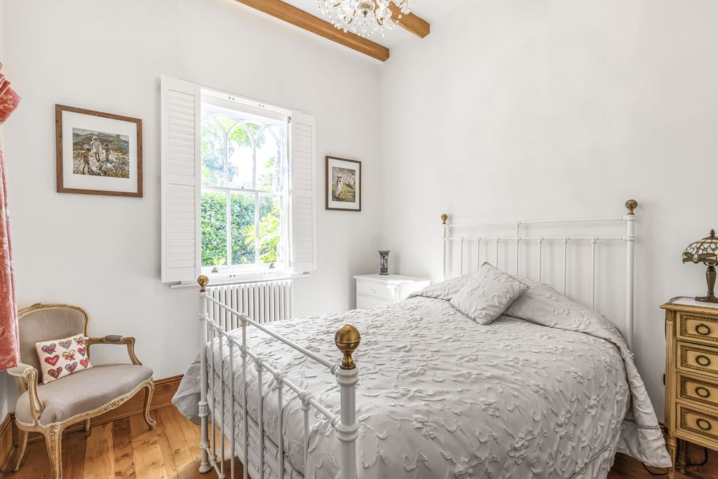 A hopelessly perfect country cottage that's hidden away in one of ...