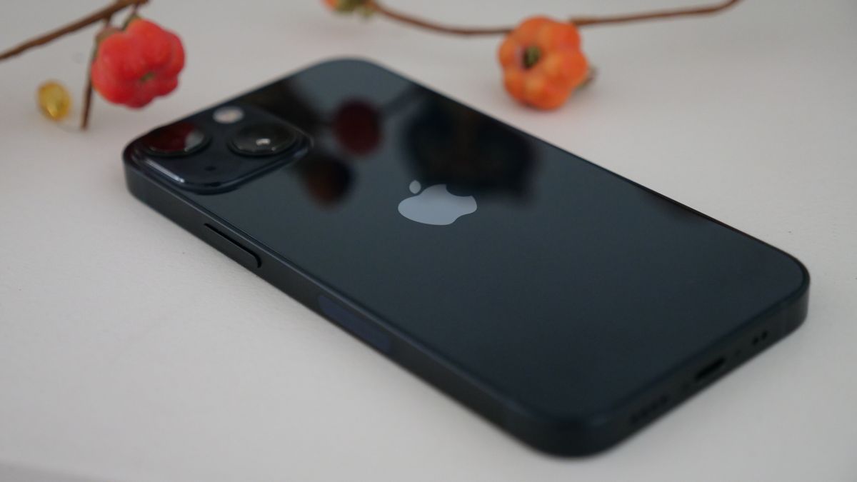 iPhone 13 mini review: The last best small phone | Laptop Mag