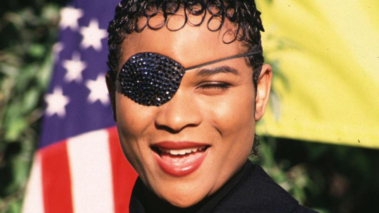 Why does Gabrielle cover one eye and what are the effects of ptosis ...