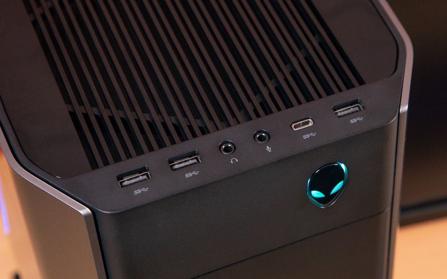 Alienware Aurora R8 Gaming Desktop Review: Strong and Chunky - Tom's ...