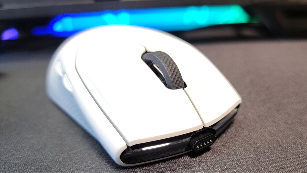 Alienware Tri-Mode Wireless Gaming Mouse (AW720M) Review: Expensive ...