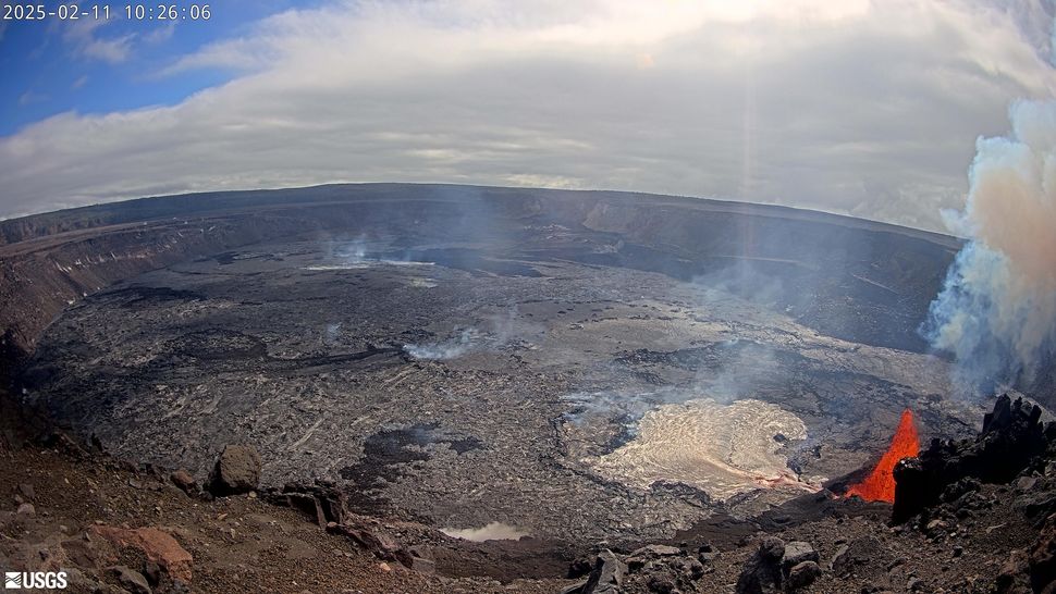 Hawaii's Kilauea volcano erupts, spewing lava 330 feet into the sky ...