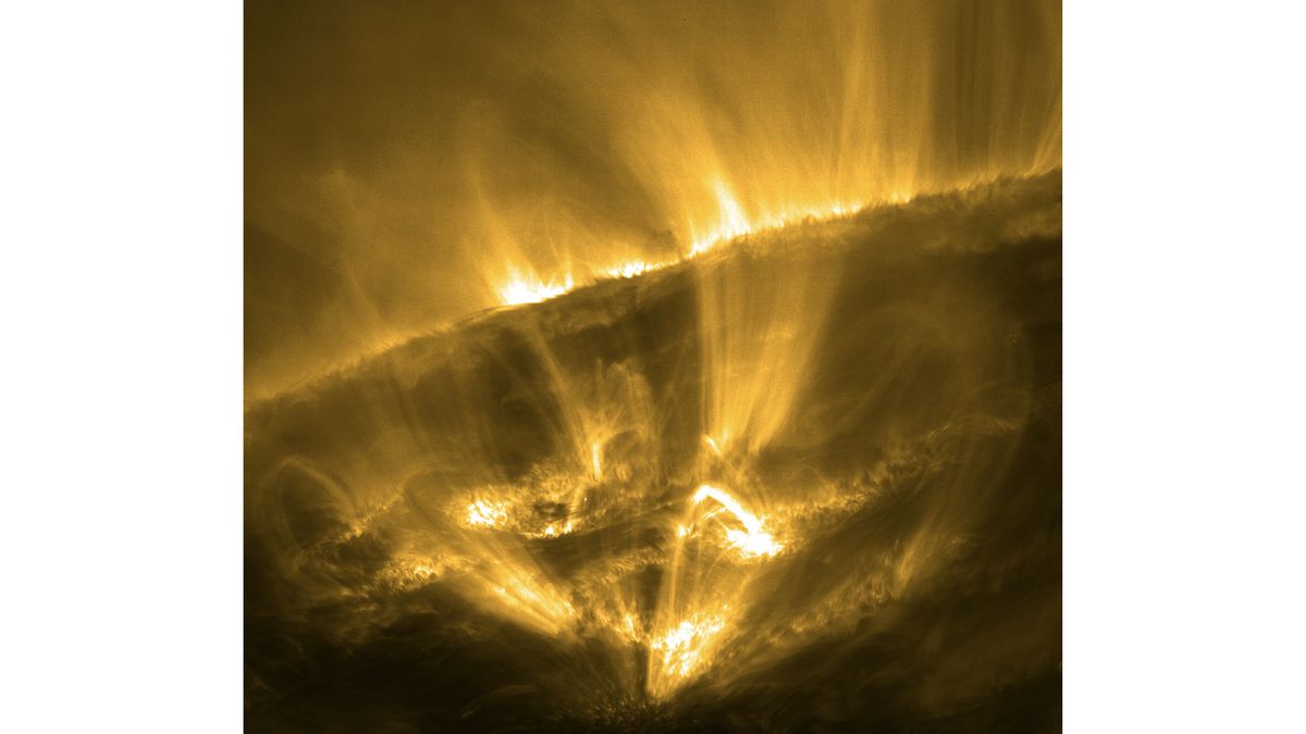Dazzling 'shooting stars' discovered in the sun's atmosphere. What are ...