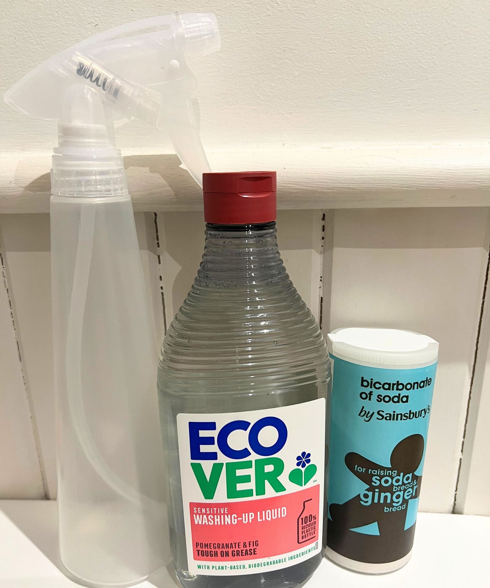 Three-ingredient DIY non-toxic bathroom cleaner | Homes and Gardens