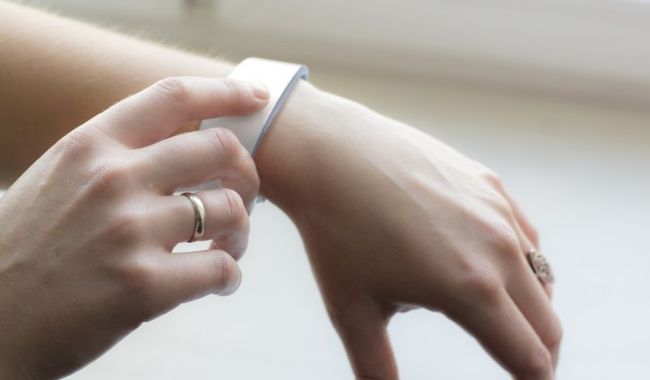 TapTap Wristband Transmits Touch For Long-Distance Relationships ...