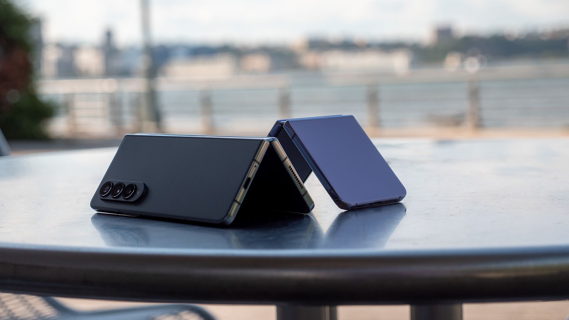 Can you remove the built-in screen protector on the Galaxy Z Flip 4 or ...