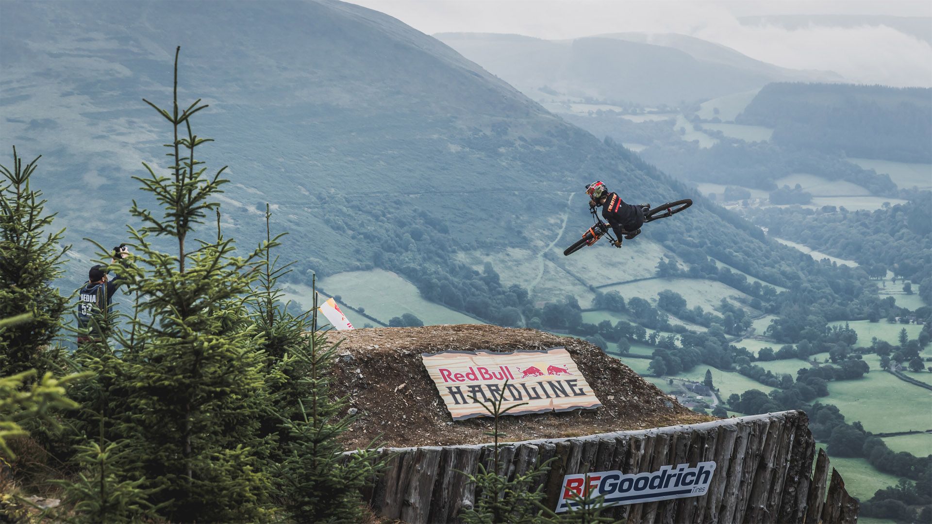 18-year-old Jackson Goldstone takes gold at Red Bull Hardline 2022 ...