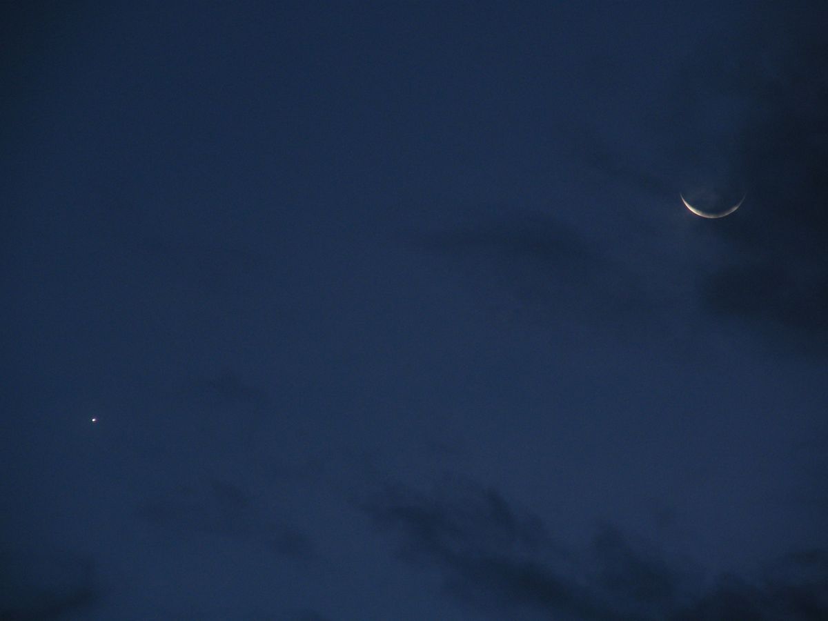 A Wink and a Smile: Venus and Moon Exchange Glances in Night Sky Photo ...