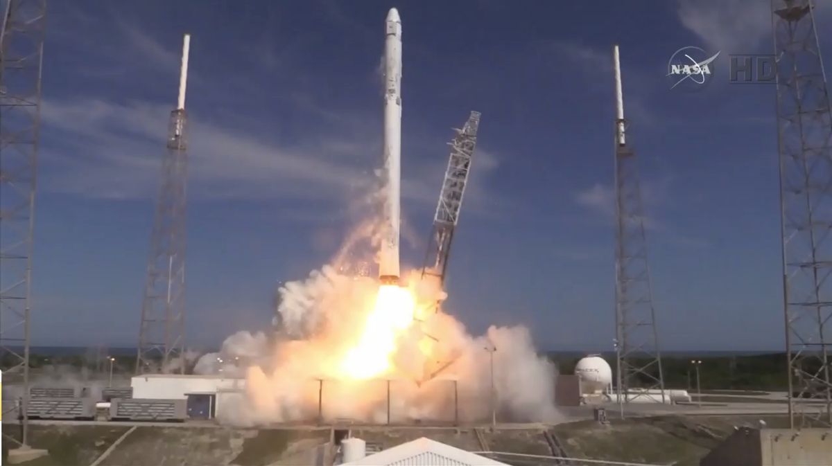 SpaceX Narrowly Misses Rocket Landing After Dragon Spaceship Launch ...