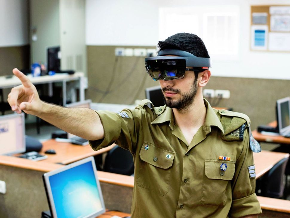 Israeli army taps Microsoft HoloLens for augmented battlefield training ...