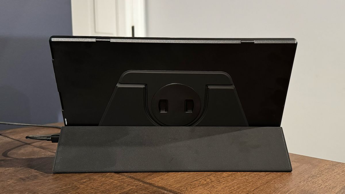 Plugable 15.6-inch USB-C Portable Monitor Review: Par for the course ...