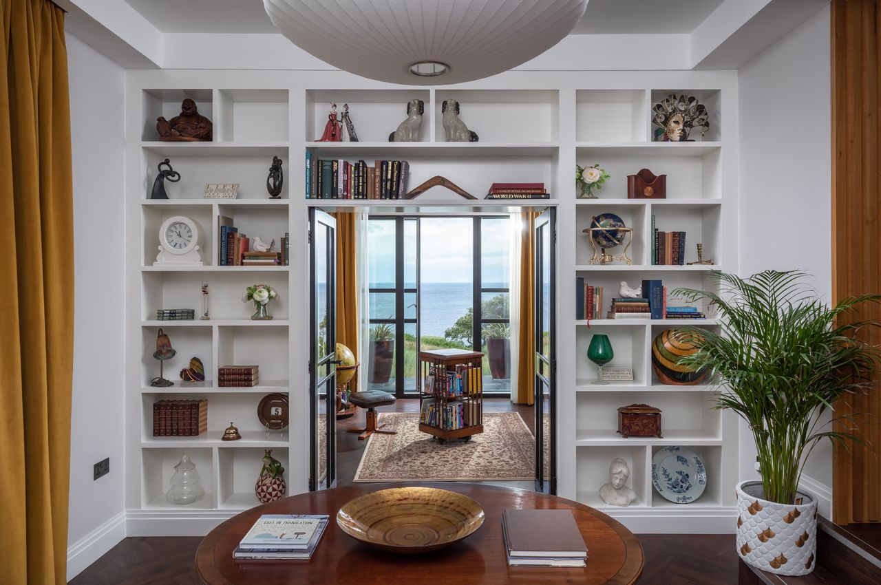 An Art Deco seaside home that expertly blends 1920s glamor with cozy ...