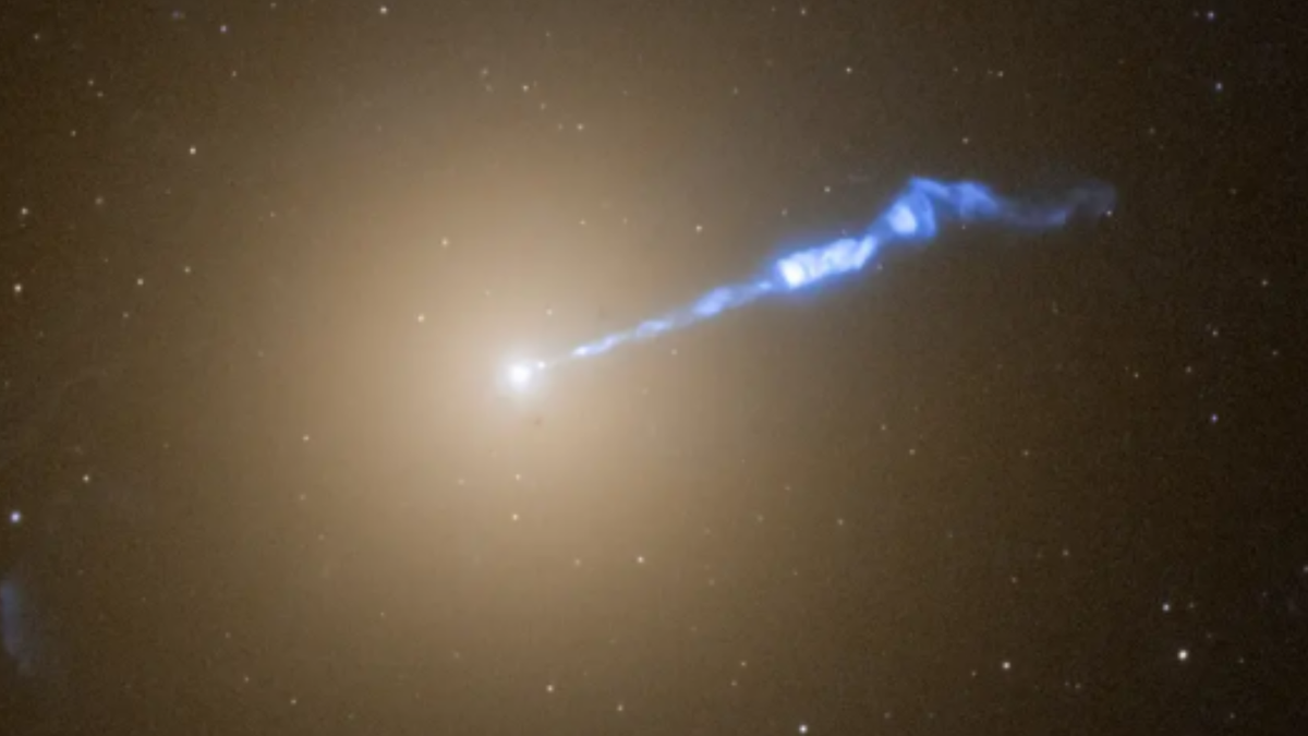 Astronomers watch 1st black hole ever imaged launch a 3,000‑light‑year ...