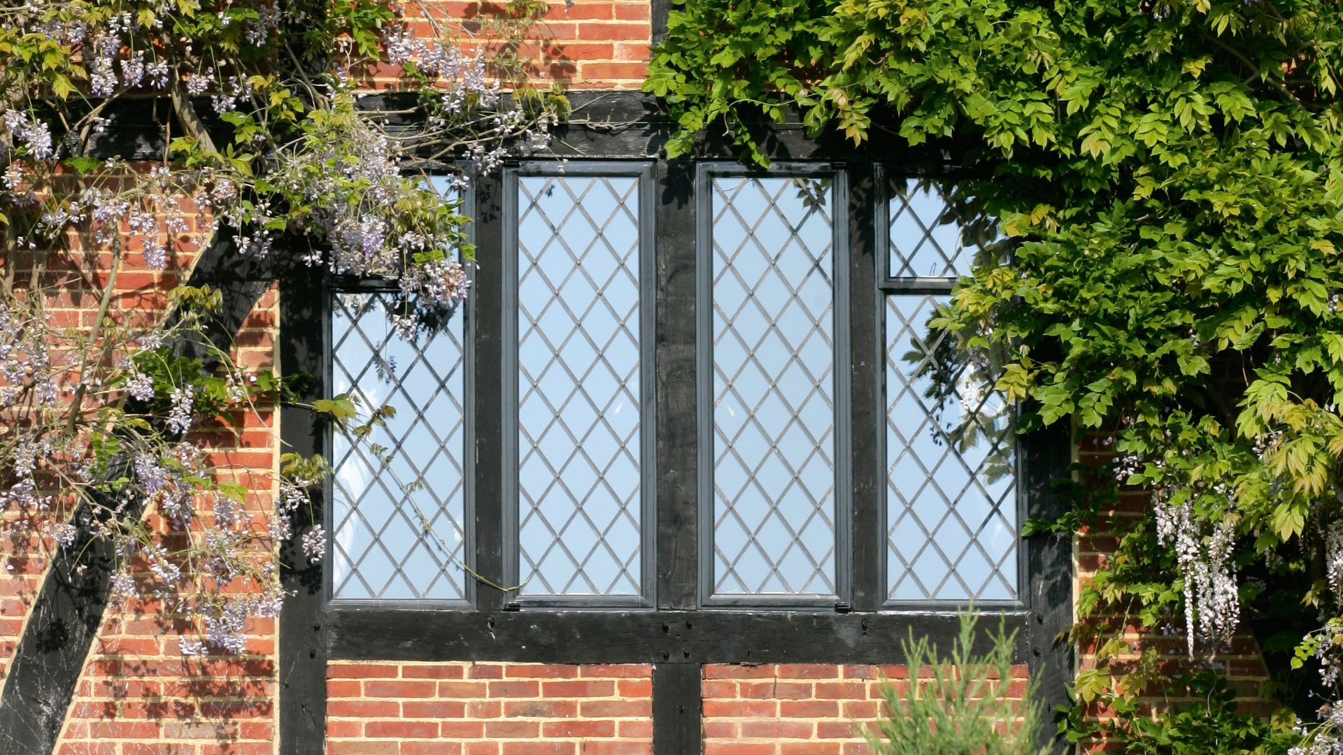 How to maintain and repair leaded windows | Real Homes