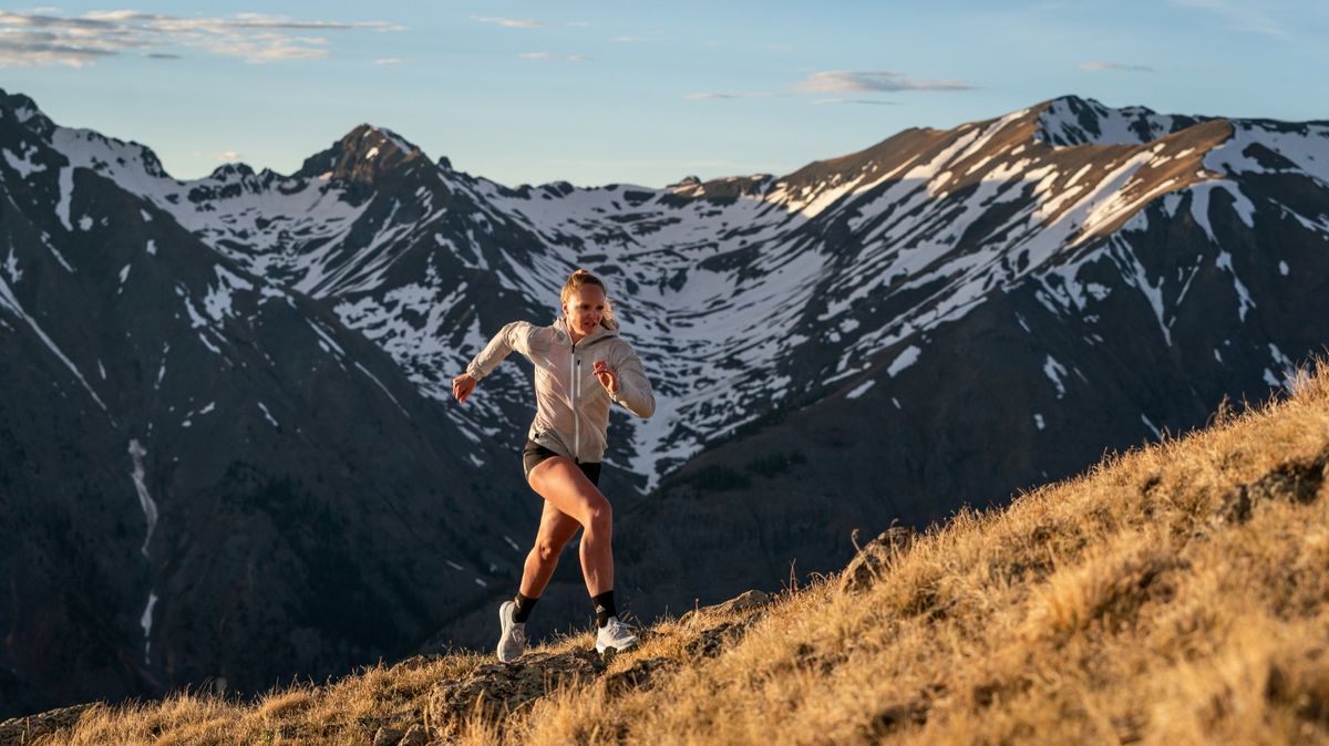 Sabrina Stanley defies wildfires to set new Nolan's 14 FKT | Advnture