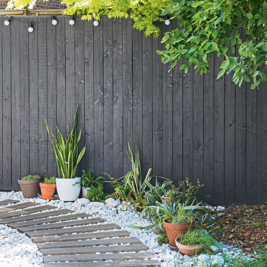 3 fence colours to avoid that can make your garden feel smaller | Ideal ...