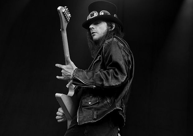 Weezer’s Brian Bell Talks Gibsons, His Influences and the Guitars He ...