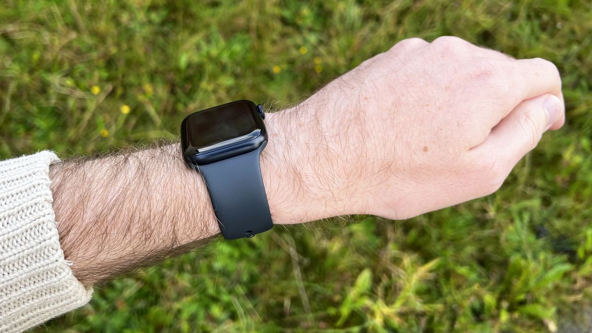 Apple Watch SE (2022) review: All Apple for part of the price ...