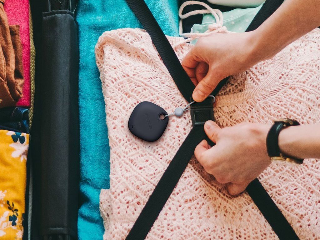 Samsung Galaxy SmartTag+ vs. Apple AirTag: Which does more with your ...