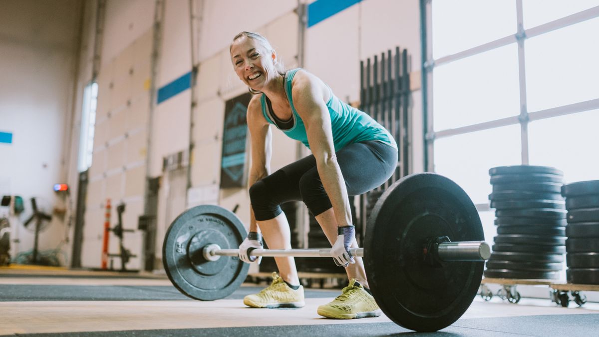 How to deadlift properly with barbells: form guide, mistakes to avoid ...