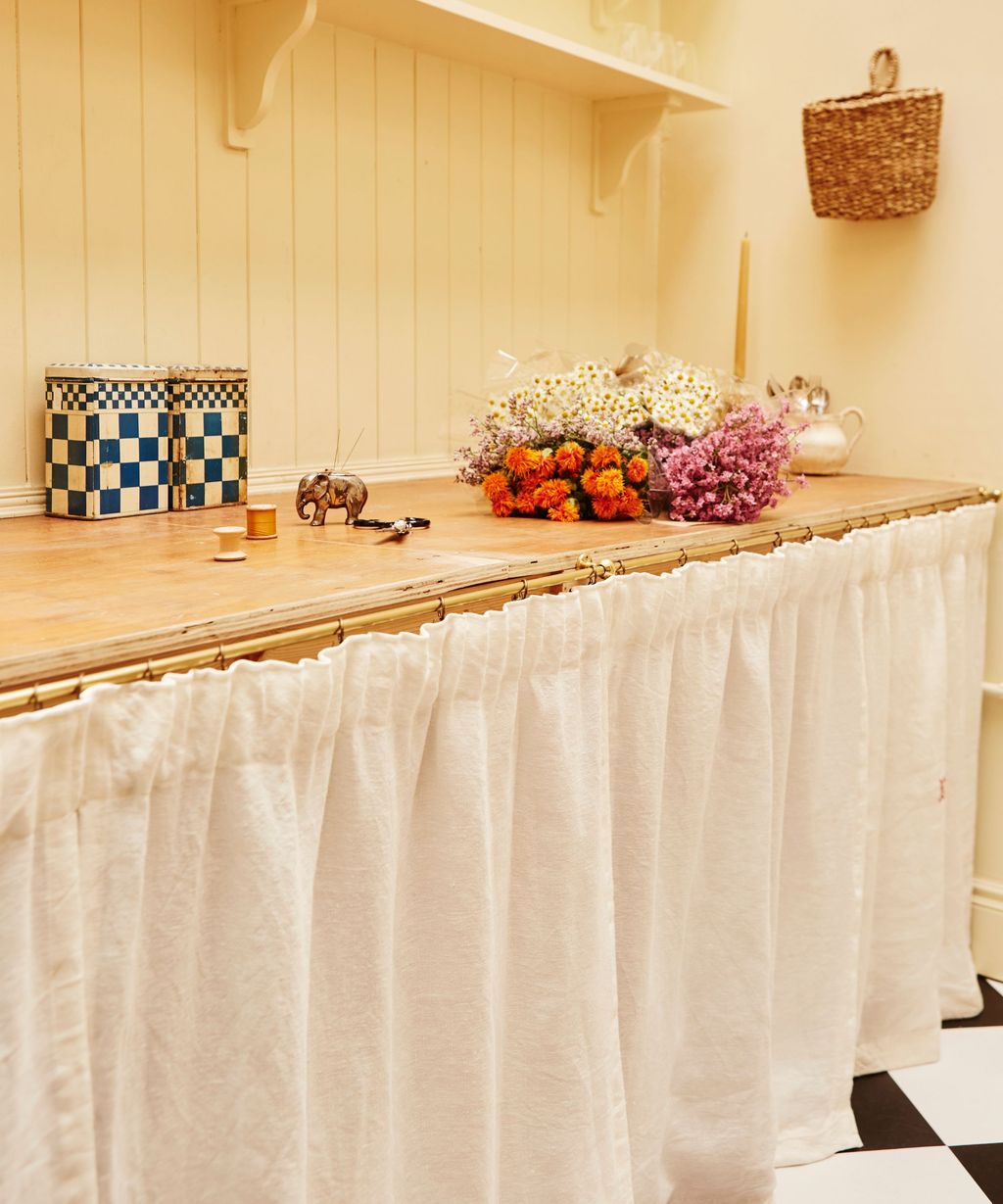 Why interior designers are loving the cafe curtain trend | Homes and ...