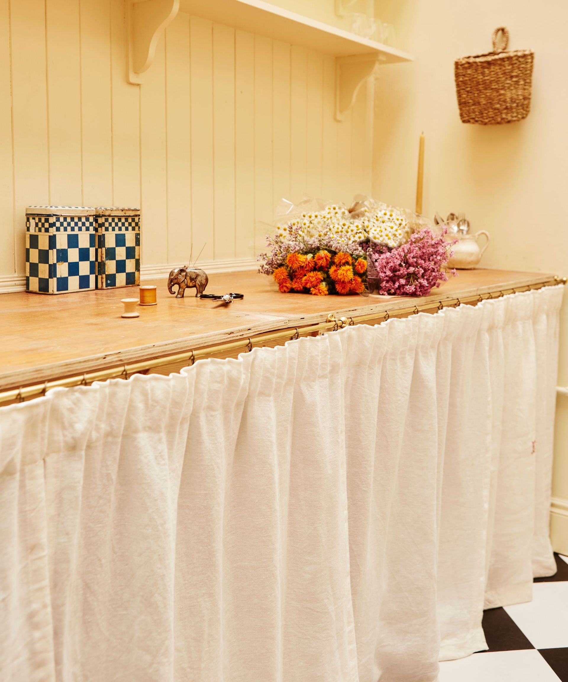 Why interior designers are loving the cafe curtain trend | Homes and ...