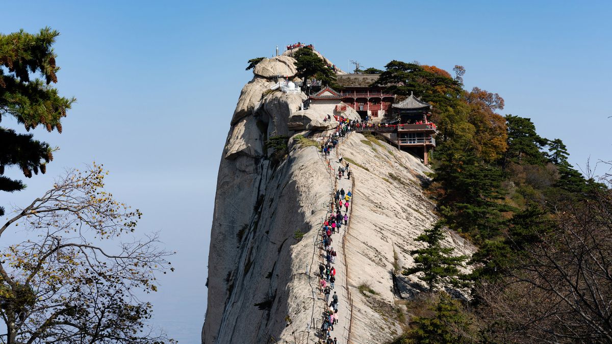 The most dangerous hiking trail in the world | Advnture