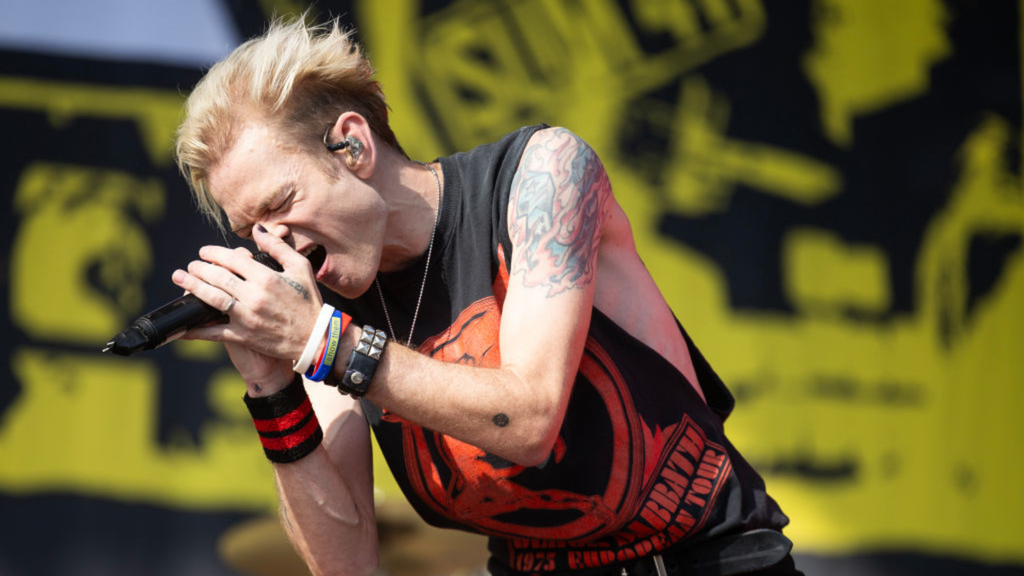 "It's finally hitting me that it's coming to an end." Sum 41's Deryck ...