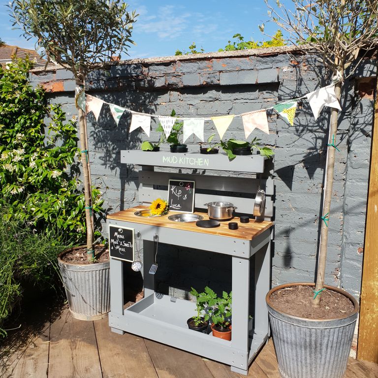 Mud kitchen ideas: 20 fun and creative ways to keep little ones busy ...