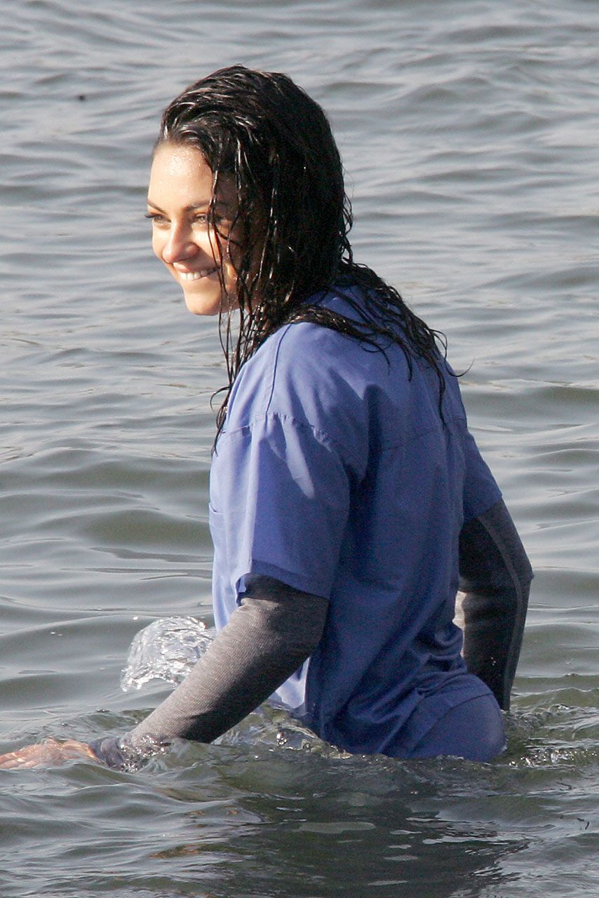 Mila Kunis has a less than glamorous day at the office on the set of ...