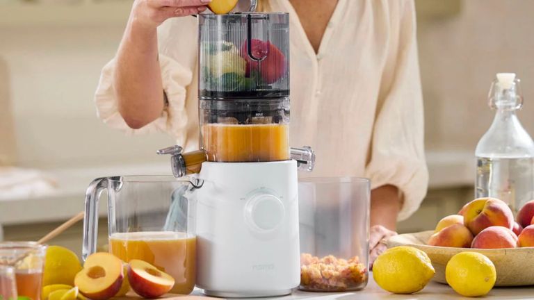 How to choose a juicer for making crisp, delicious juice | Homes and ...